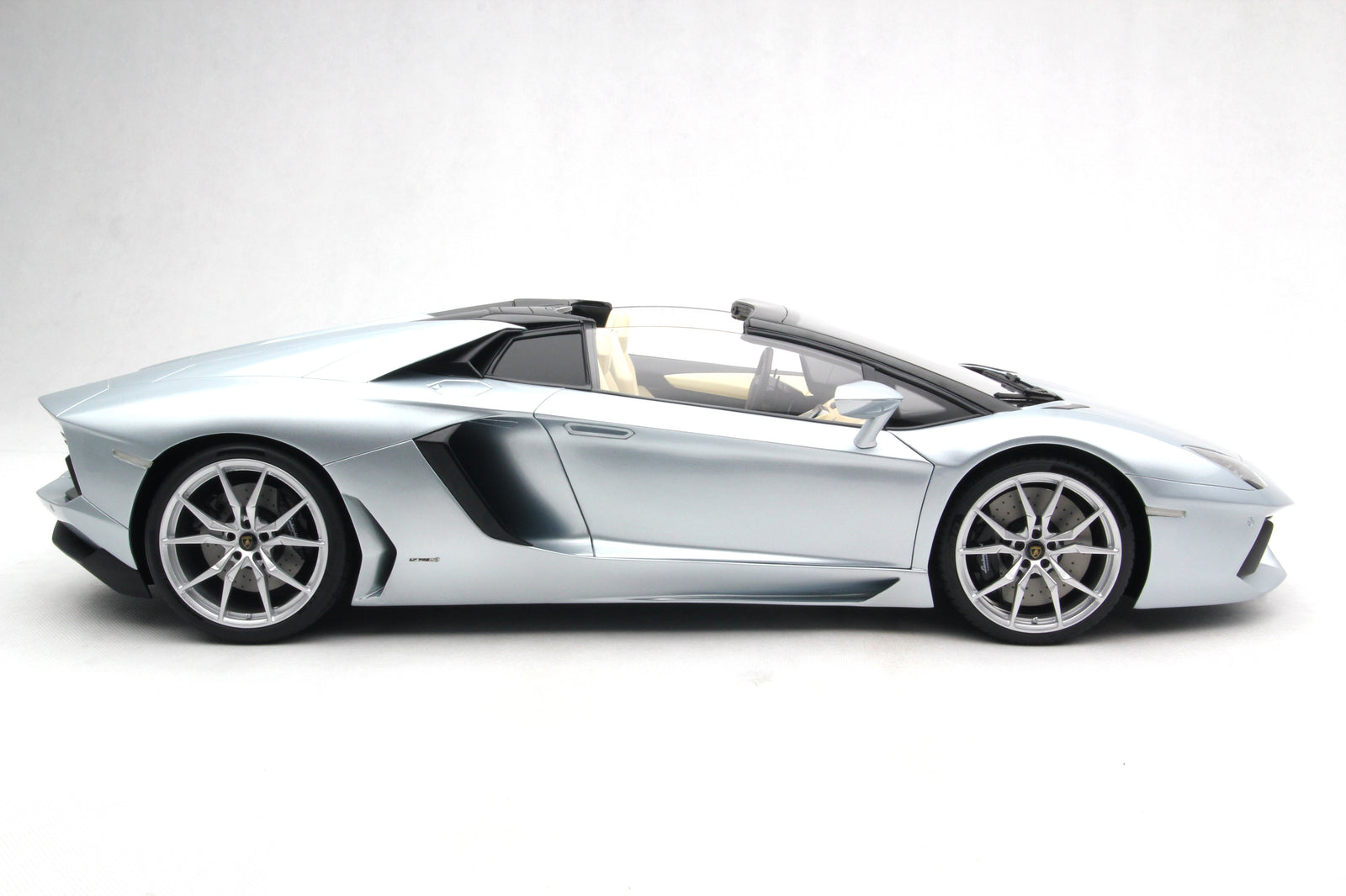 Lamborghini Aventador Roadster LP700-4 (2013) – Amalgam Collection